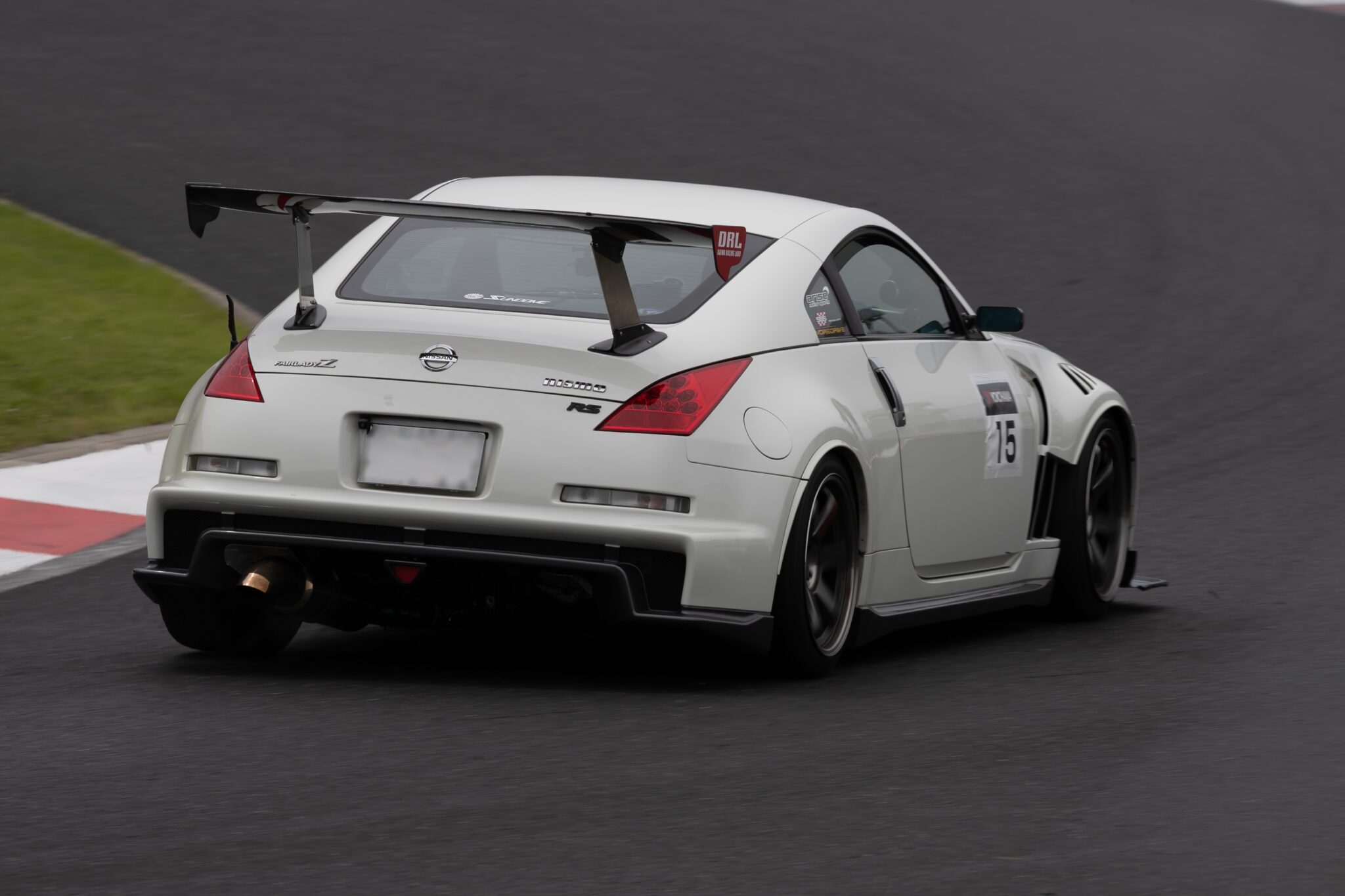 豪快な排気音は本物の証！アライズモータースポーツZ33フェアレディZを松本武士選手が試乗 - REVSPEED