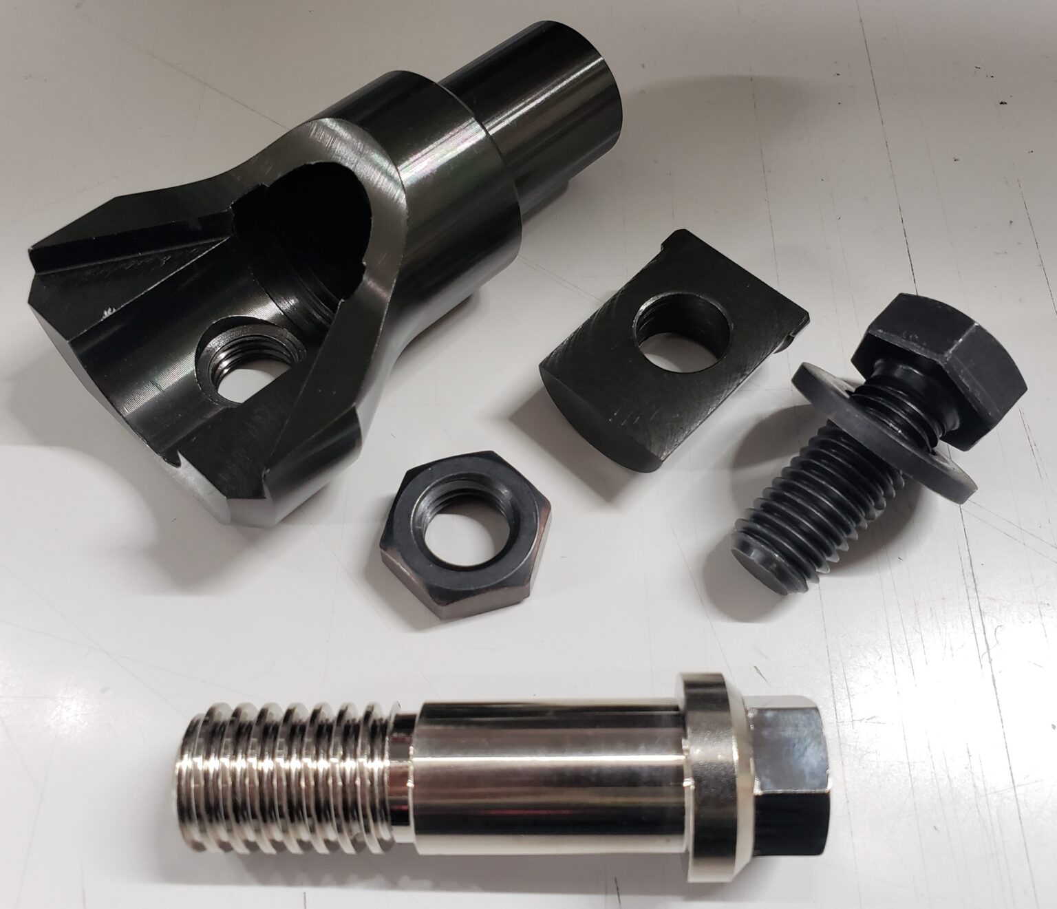 堅牢なつくり、かつベルトを真っすぐ引っ張れる！HPIの『GRヤリス用フロントトーイングベルトアダプター』 - REVSPEED