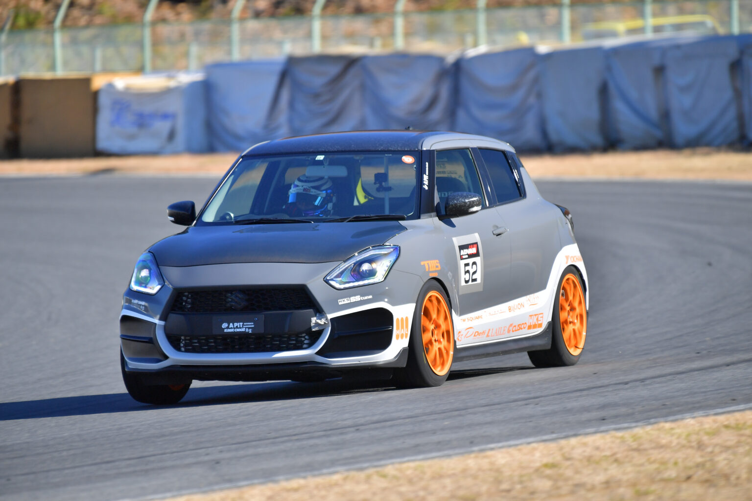 A PIT オートバックス東雲 ZC33Sスイフトスポーツ「オリジナルタービンで225ps！完全合法ながら1分2秒台達成」REVSPEED筑波スーパーバトル - REVSPEED