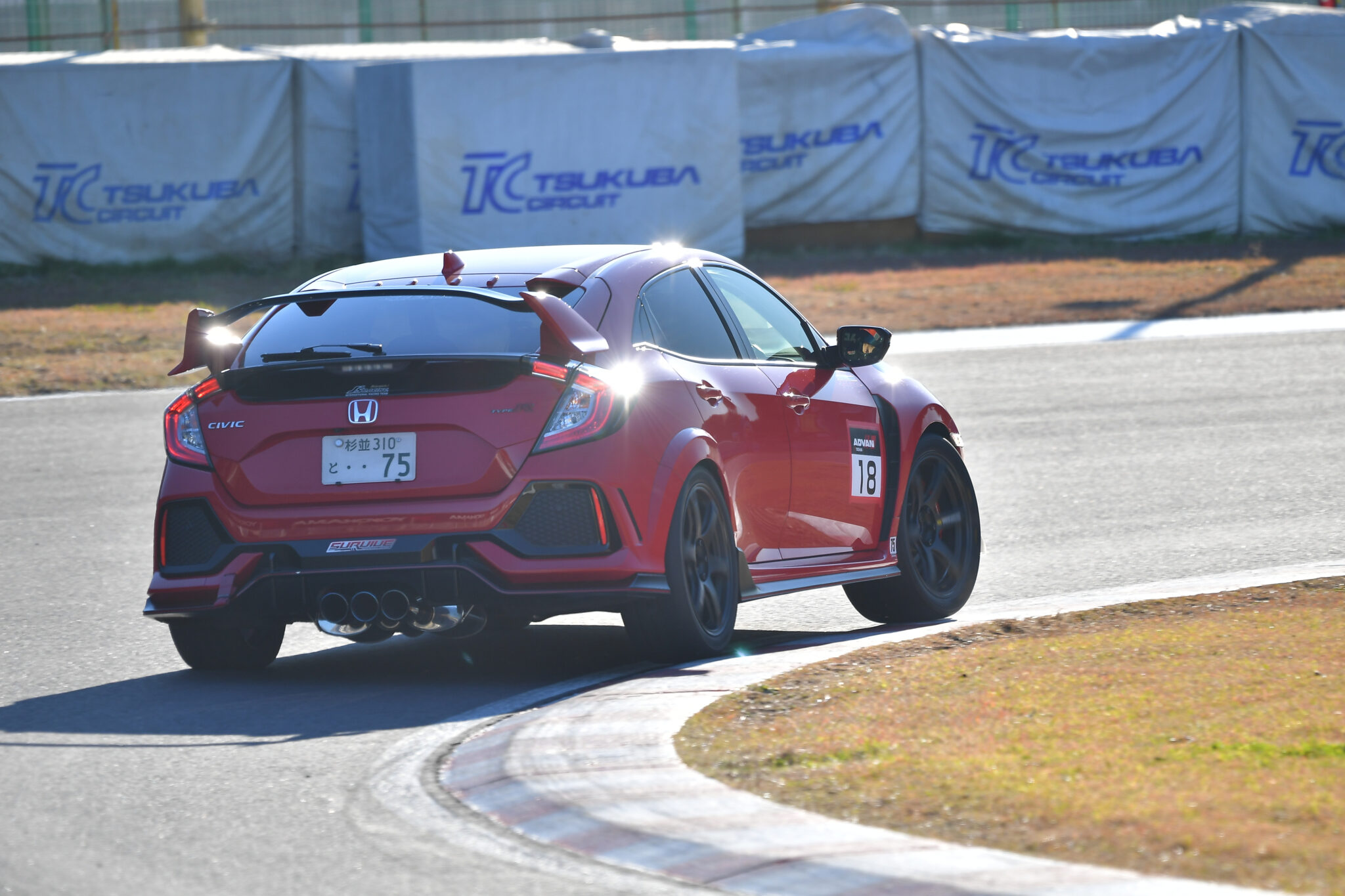 シーカーFK8シビックタイプR「チューナードライビングで ストリート仕様のまま1分切りを狙う」REVSPEED筑波スーパーバトル - REVSPEED