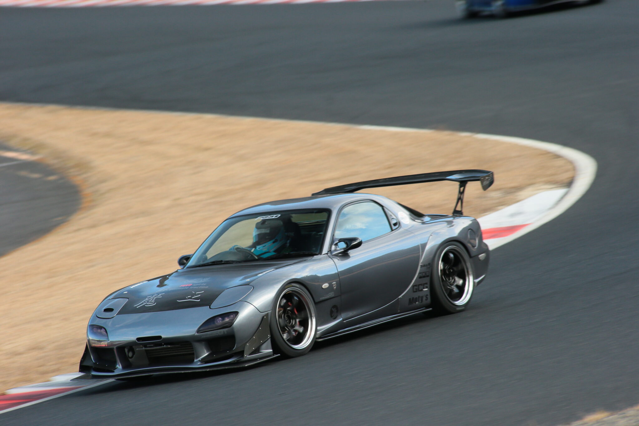 藤田エンジニアリング FEED FD3S RX-7「注目高まるADVAN NEOVA AD09の実力を岡山国際サーキットでA052と比較チェック!」 - REVSPEED