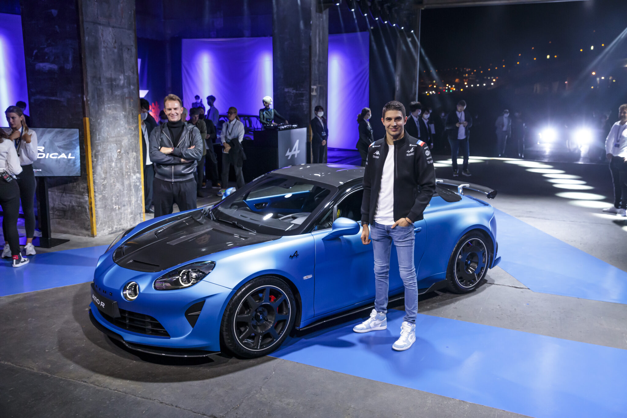 ルーフやホイールもカーボン製で車両重量1082kg！超軽量かつ超過激なアルピーヌA110Rが日本でワールドプレミアされる。F1のエステバン・オコン選手も登場!! - REVSPEED