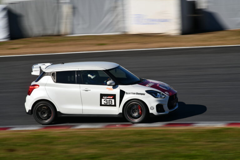 エフケーテック ZC33Sスイフトスポーツ「トリプルスプリングのコイルオーバーで好走」REVSPEED筑波スーパーバトル2022 - REVSPEED