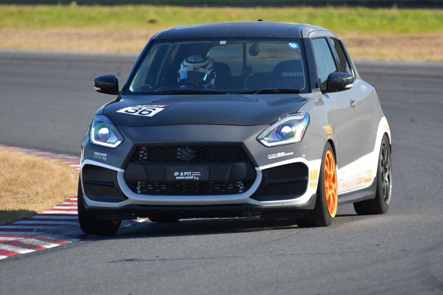 A PIT オートバックス東雲 ZC33S スイフトスポーツ「最新車高調キットのツルシで好タイムを刻む」REVSPEED筑波スーパーバトル2022 - REVSPEED