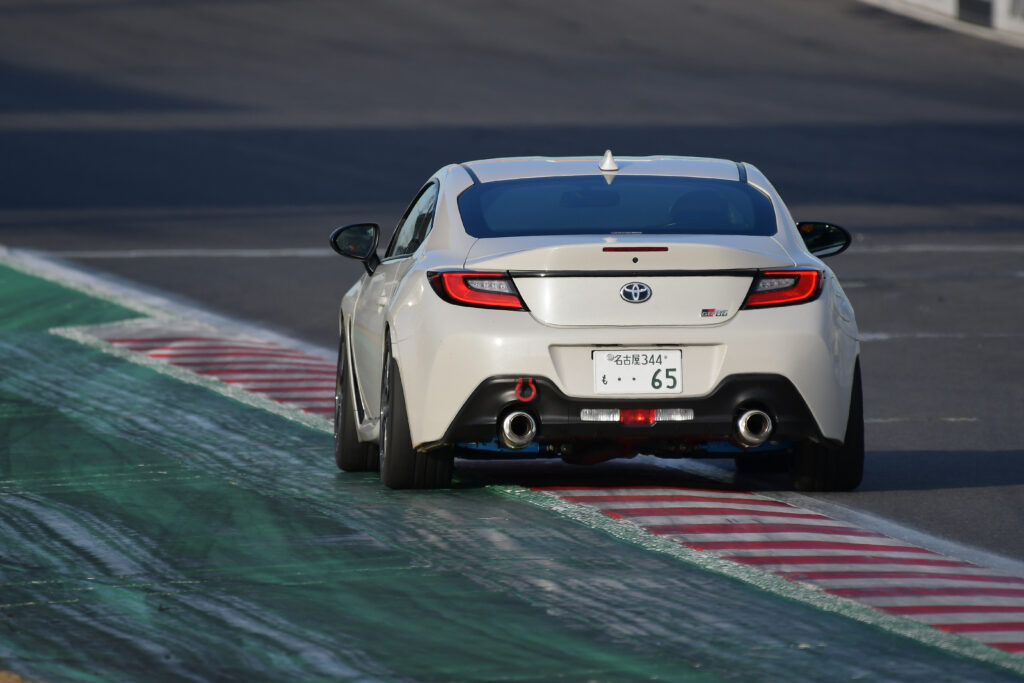 タイヤプロショップ アリーナ ZN8 GR86「コストにこだわった17インチ仕様で1分3秒3」REVSPEED筑波スーパーバトル2022 - REVSPEED