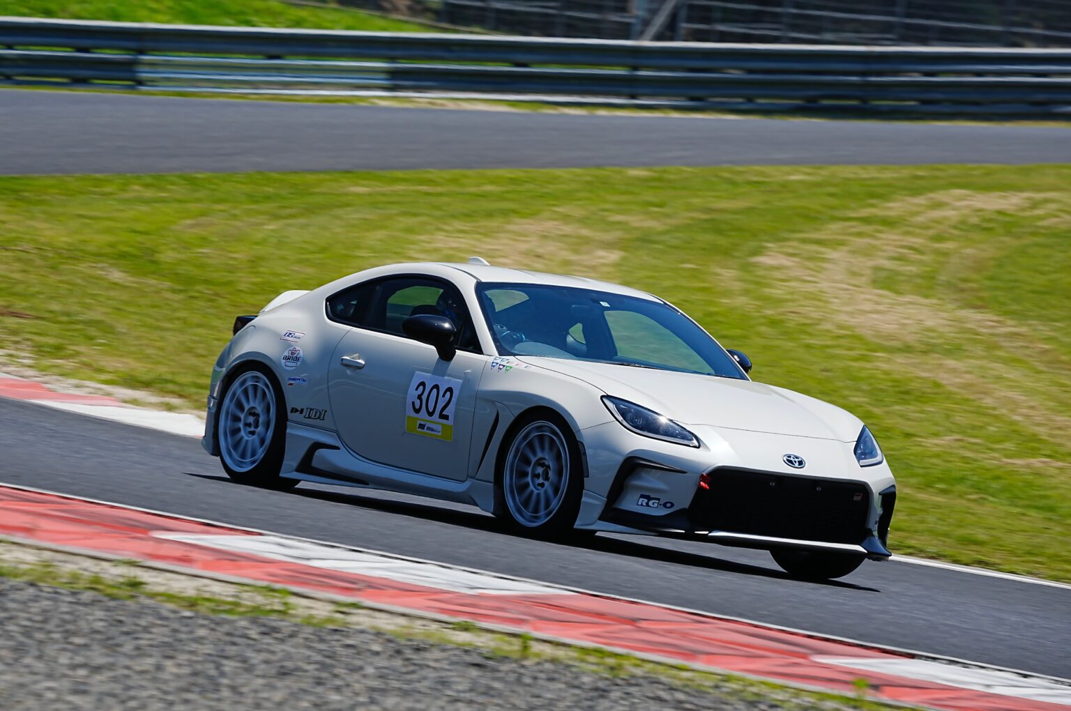 RG-O ZN8 GR86「開発中のエキマニとGR86/BRZ専用設計ホイールのNT03RR type SSを装着」 - REVSPEED