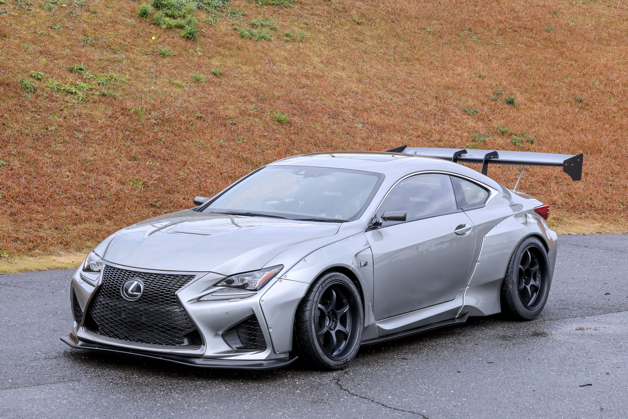 びしっと決めた大人の遊びクルマ 谷口信輝 LEXUS RC F 「レーシングドライバーのマイカータイムアタック」 - REVSPEED