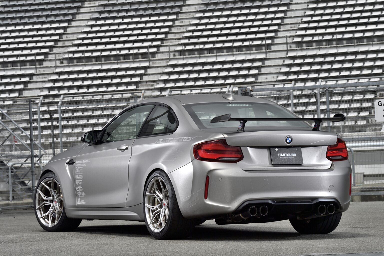 FUJITSUBO VVVをF87 BMW M2 Competitionで試す 富士スピードウェイで純正マフラーと乗り比べ！ - REVSPEED