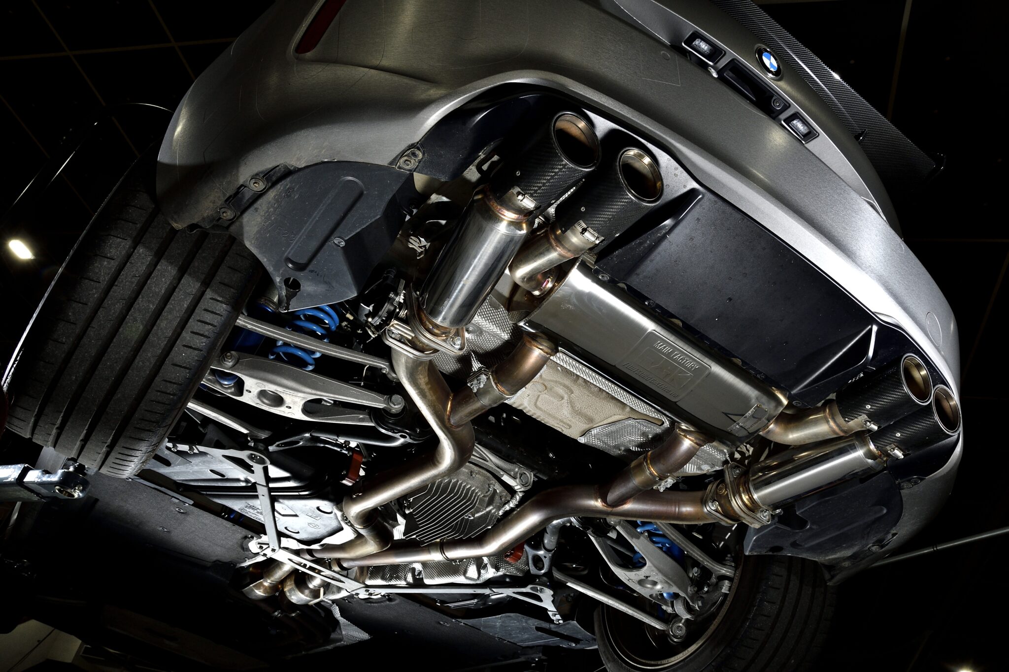 FUJITSUBO VVVをF87 BMW M2 Competitionで試す 富士スピードウェイで純正マフラーと乗り比べ！ - REVSPEED