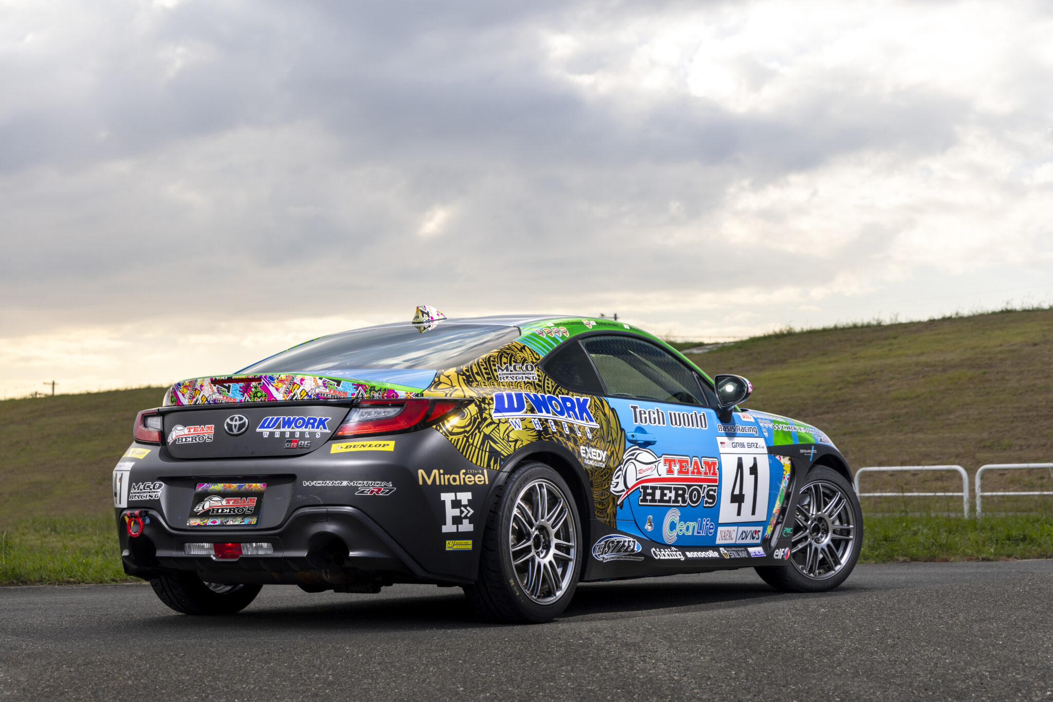 CLOSE-UP WHEEL 激戦レースで性能を実証 縁石に乗っても暴れにくい「WORK EMOTION ZR7」 - REVSPEED