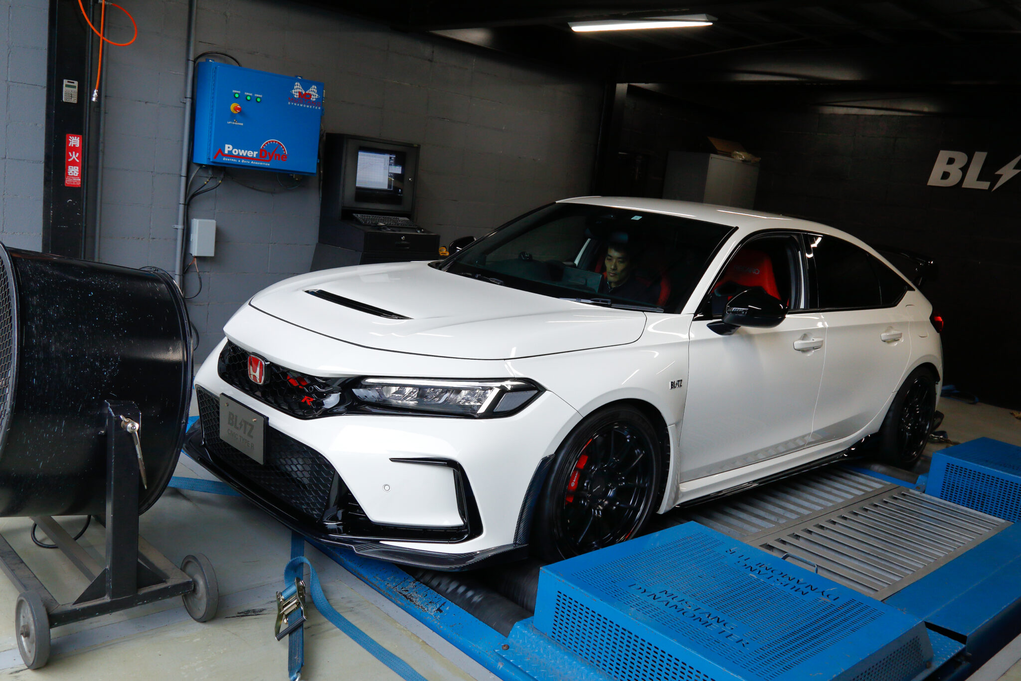 BLITZ×SA浜松×A PITオートバックス東雲 FL5シビックタイプR／FL1シビック 究極のストリートスポーツ製作プロジェクト 第3話 ECU書き換え効果を計測 - REVSPEED
