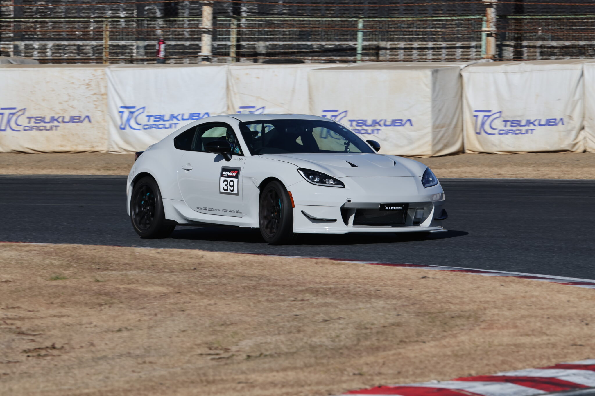 大湯都史樹とのコラボエアロが激走!「A PIT AUTOBACS SHINONOME ZN8 GR86」筑波スーパーバトル2024 - REVSPEED