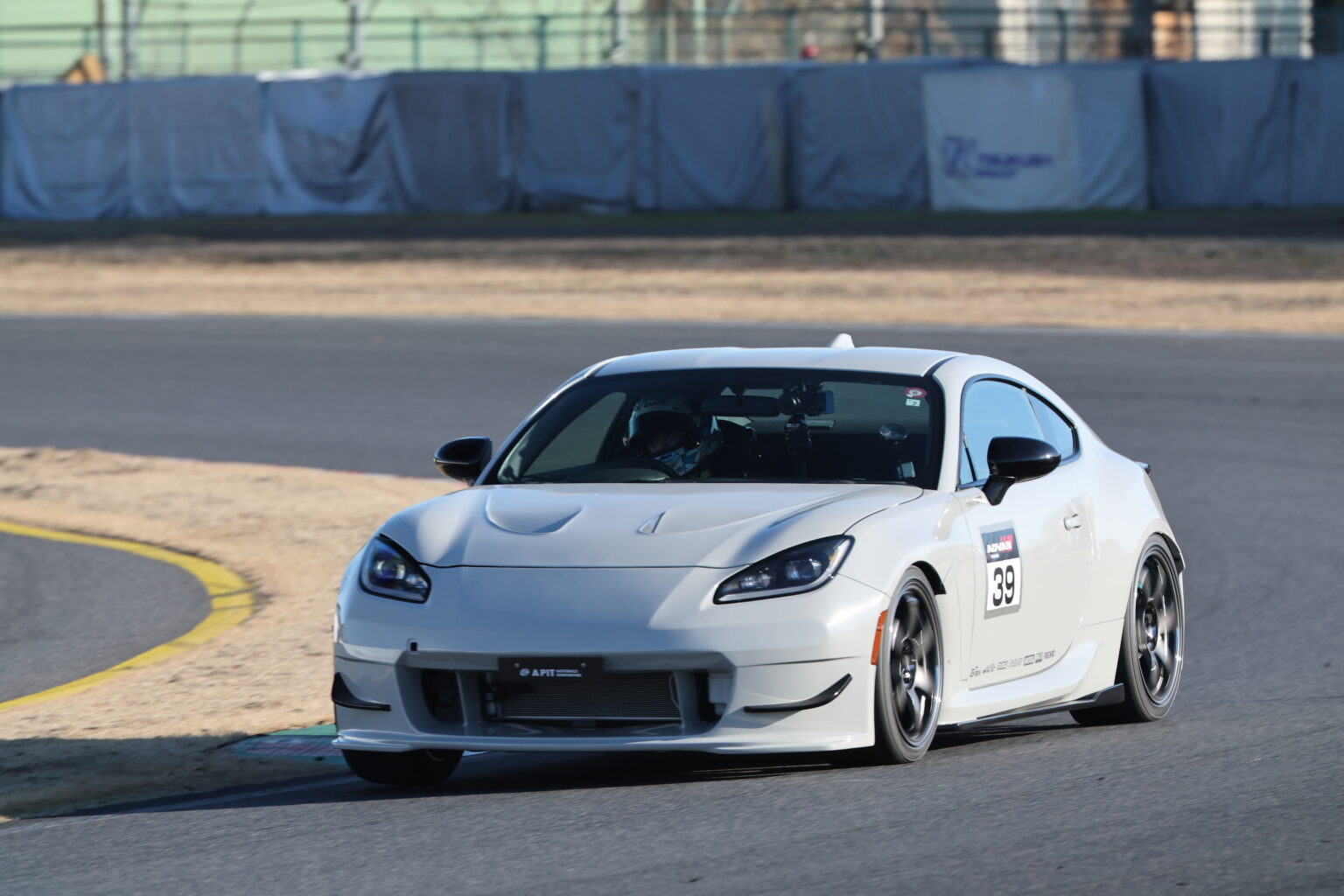 大湯都史樹とのコラボエアロが激走!「A PIT AUTOBACS SHINONOME ZN8 GR86」筑波スーパーバトル2024 - REVSPEED