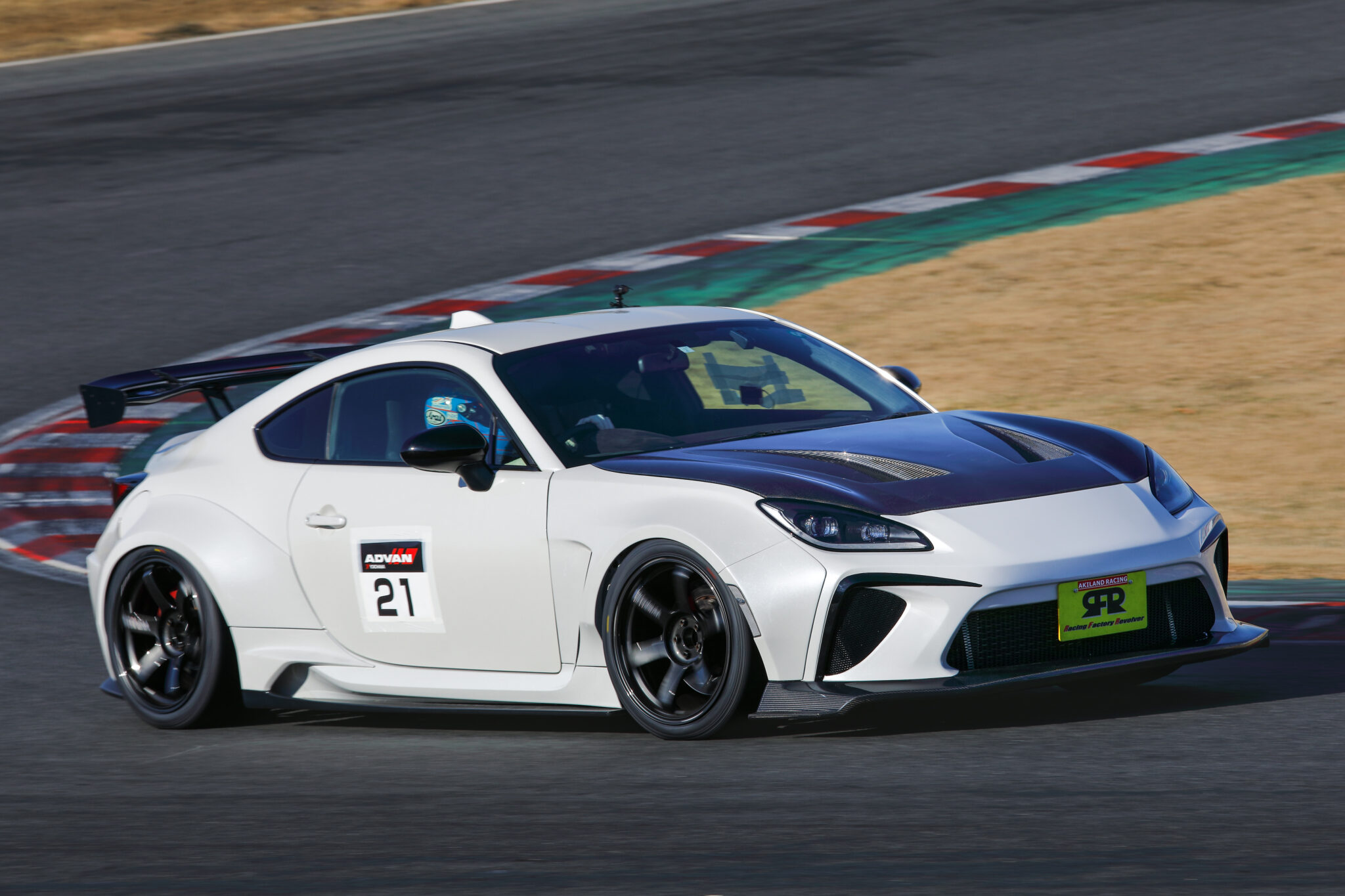 ATとスーパーチャージャーの好マッチング ! ワイドボディに295/30R18サイズを収める「レーシングファクトリー リボルバー GR86」筑波スーパーバトル2024 - REVSPEED