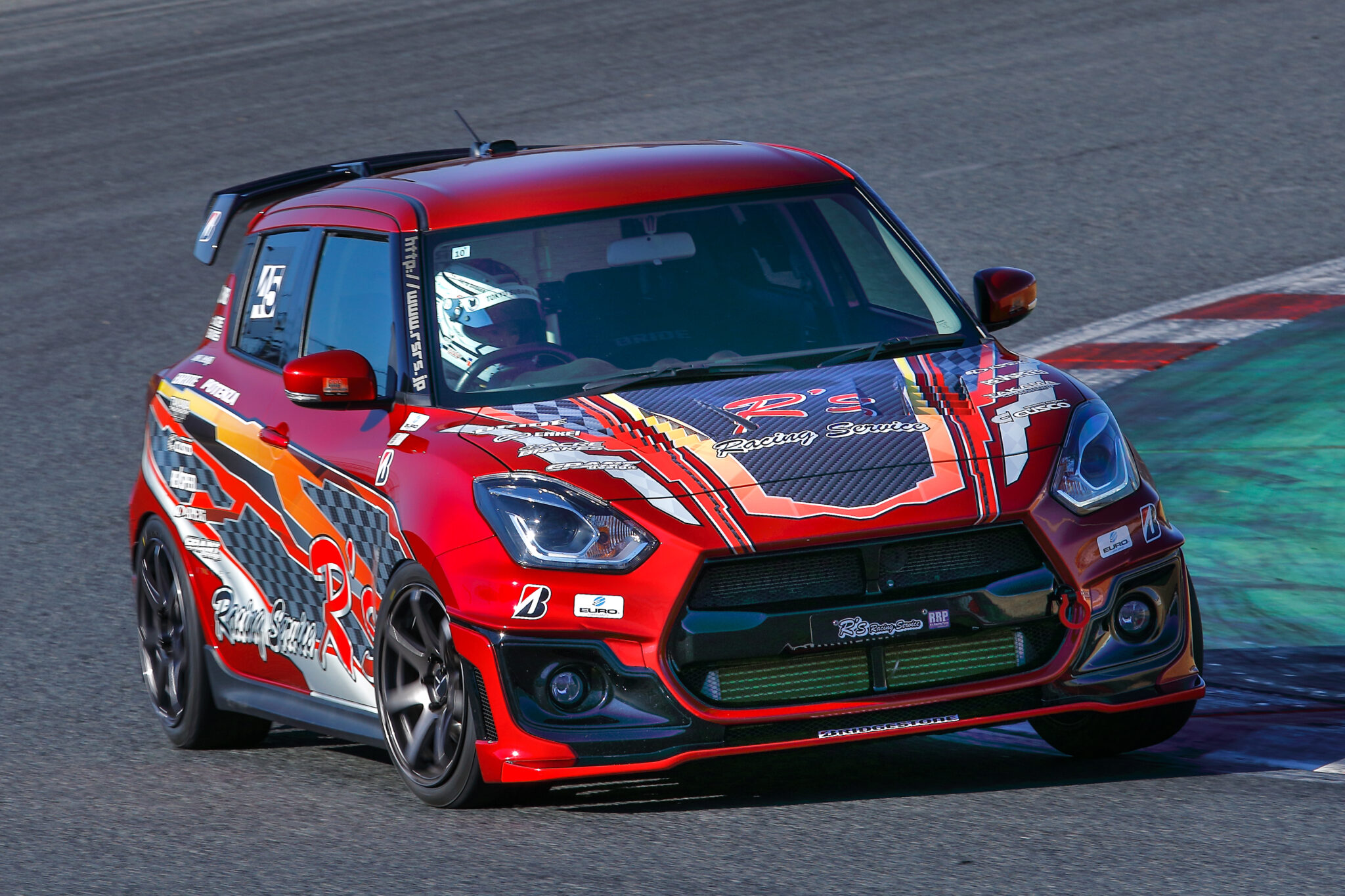 16インチホイールにも対応する新作のブレーキキャリパーを装着「アールズ ZC333S スイフトスポーツ」筑波スーパーバトル - REVSPEED