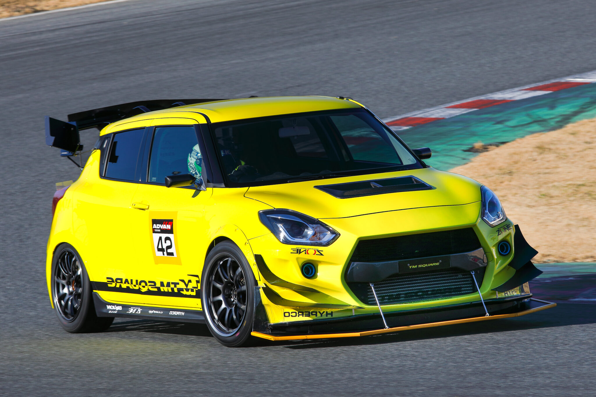 全開で連続周回しつつも タイムを出せる究極進化系「TMスクエア ZC33S スイフトスポーツ」筑波スーパーバトル2024 - REVSPEED
