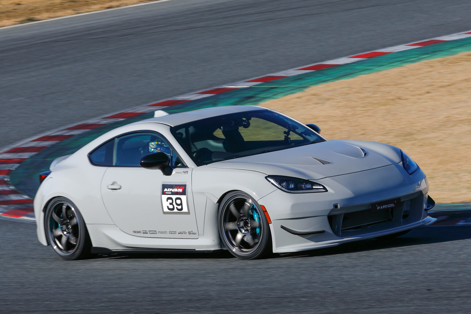 大湯都史樹とのコラボエアロが激走!「A PIT AUTOBACS SHINONOME ZN8 GR86」筑波スーパーバトル2024 - REVSPEED