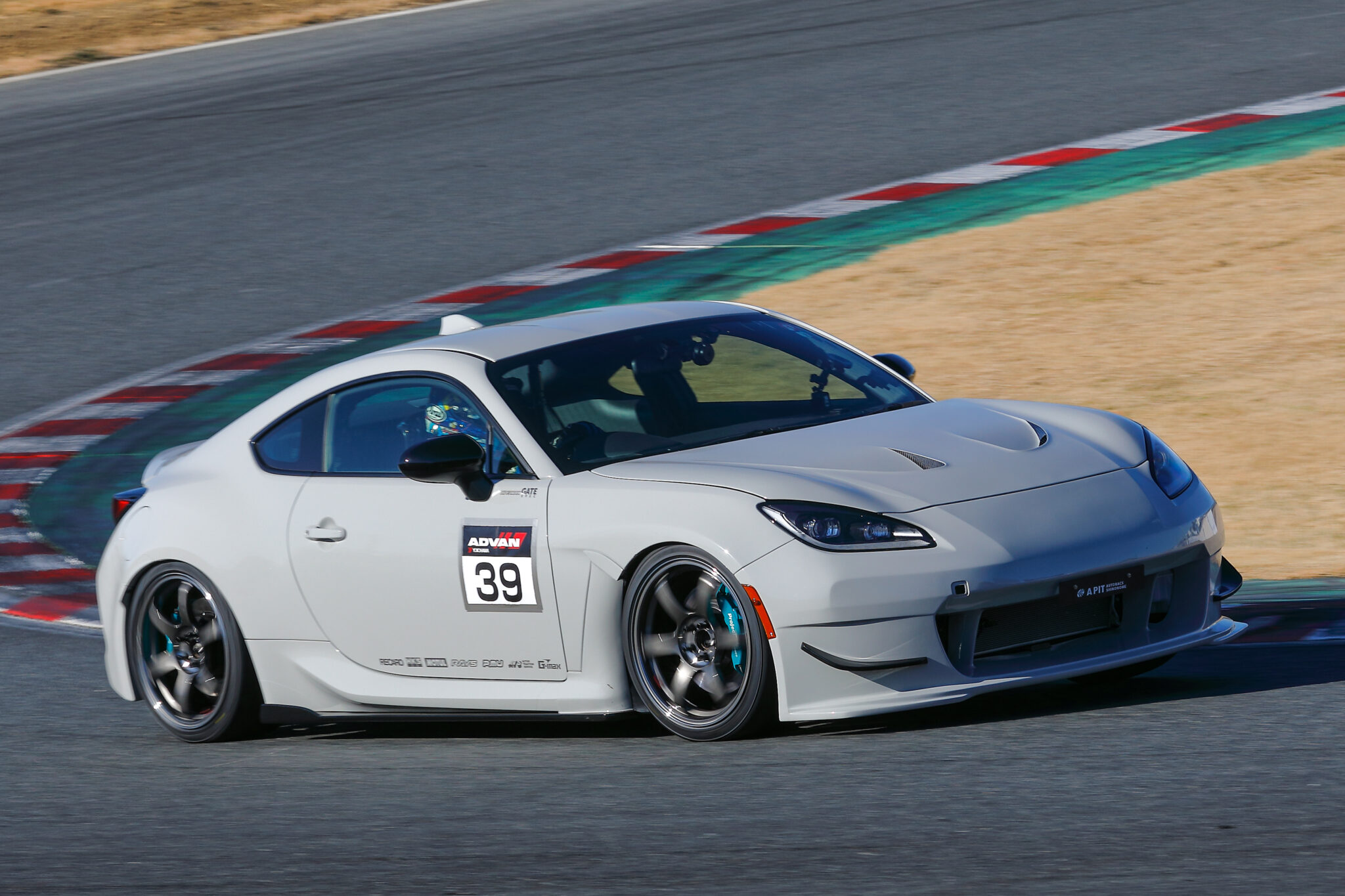 大湯都史樹とのコラボエアロが激走!「A PIT AUTOBACS SHINONOME ZN8 GR86」筑波スーパーバトル2024 - REVSPEED