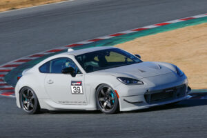 大湯都史樹とのコラボエアロが激走!「A PIT AUTOBACS SHINONOME ZN8 GR86」筑波スーパーバトル2024 - REVSPEED