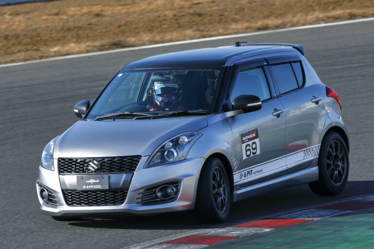 新たなノウハウを盛り込んだ仕様で、いまこそZC32Sで遊び尽くしたい「A PIT オートバックス東雲 スイフトスポーツ」筑波スーパーバトル - REVSPEED