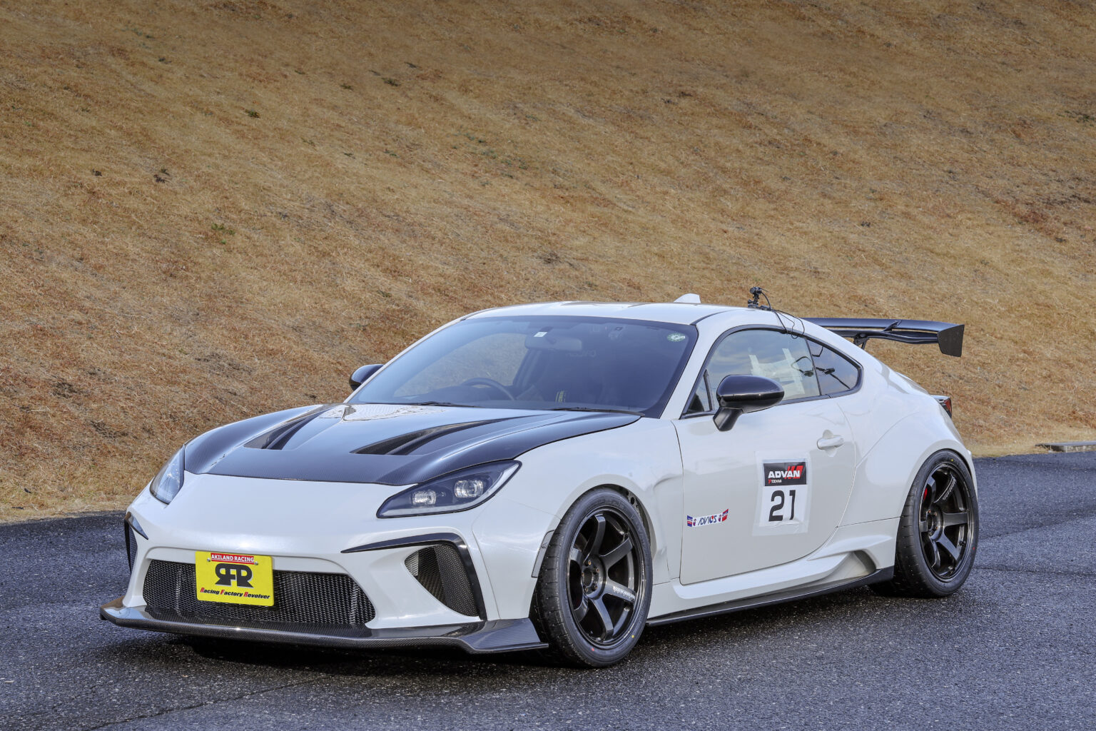 ATとスーパーチャージャーの好マッチング ! ワイドボディに295/30R18サイズを収める「レーシングファクトリー リボルバー GR86」筑波スーパーバトル2024 - REVSPEED