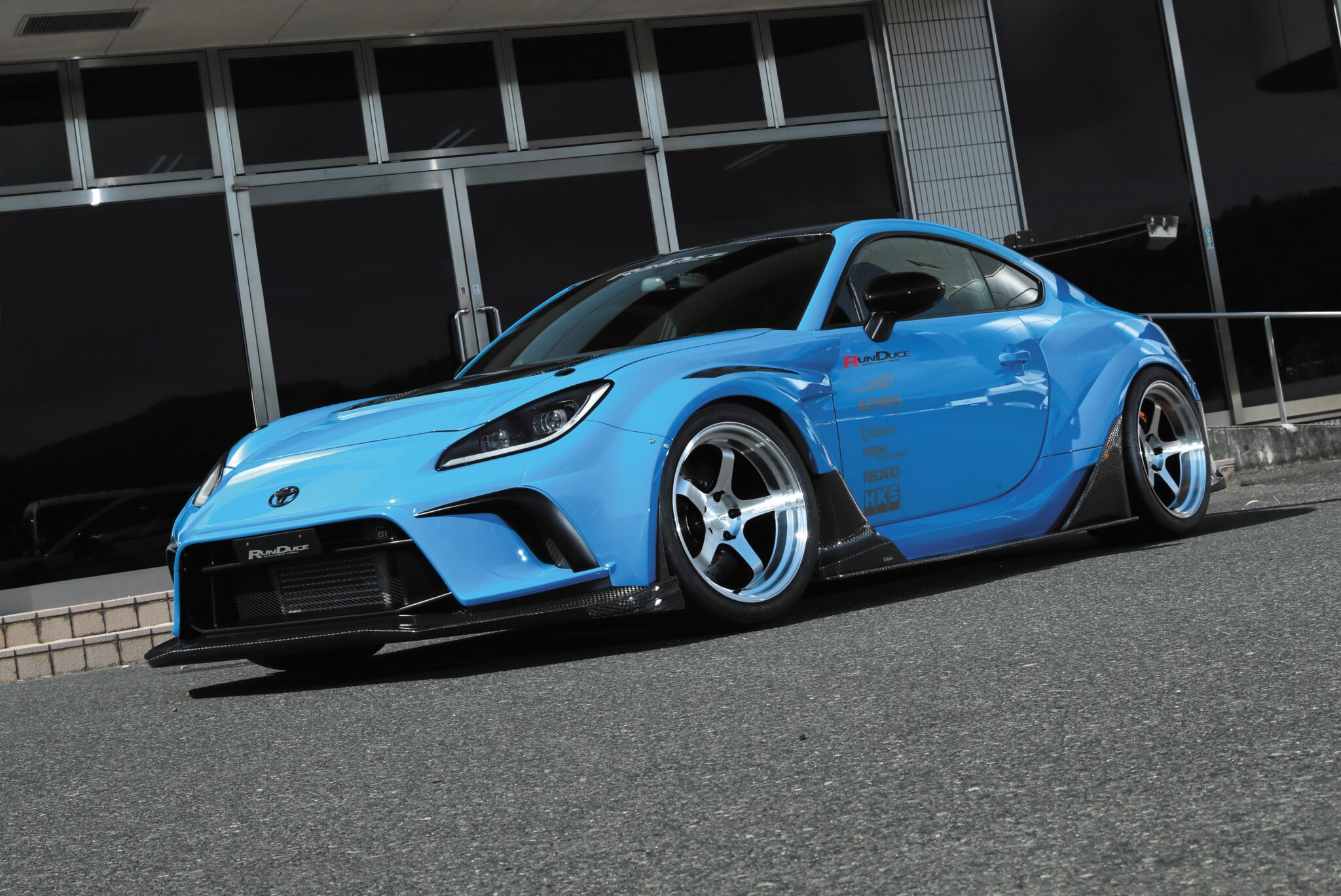 ワイドボディが一層際立つステップリムのインパクト「ADVAN Racing GT BEYOND-R」CLOSE-UP WHEEL - REVSPEED