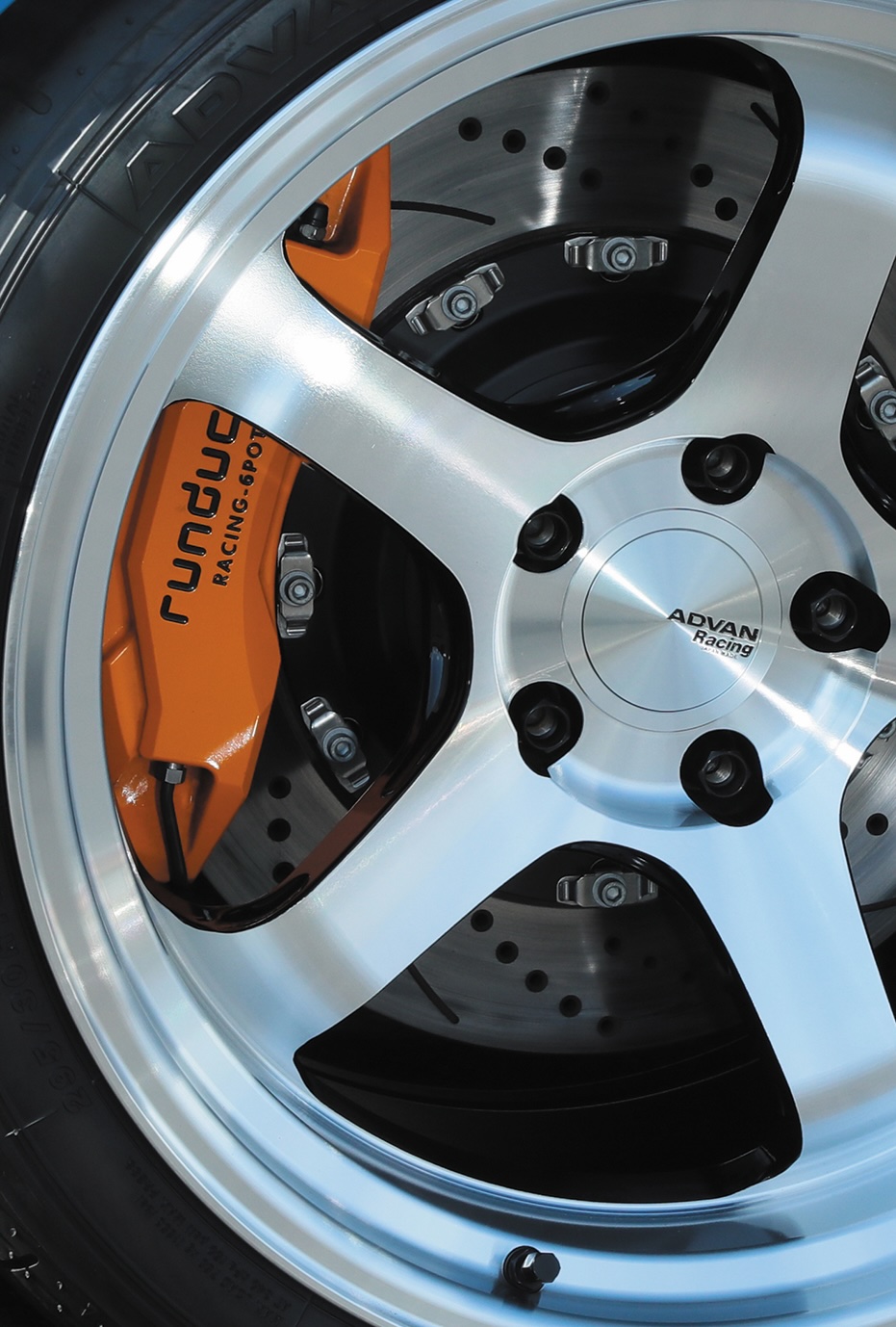 ワイドボディが一層際立つステップリムのインパクト「ADVAN Racing GT BEYOND-R」CLOSE-UP WHEEL - REVSPEED