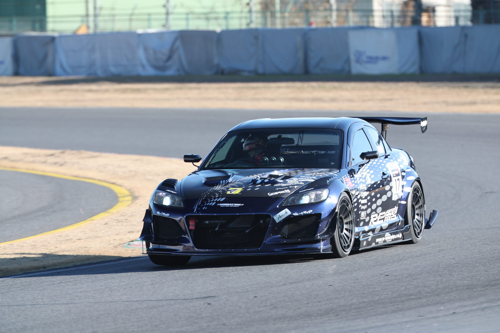 サイドポートの265ps仕様をD1GPドライバーの蕎麦切広大がアタック！「RE雨宮 SE3P RX-8」筑波スーパーバトル - REVSPEED