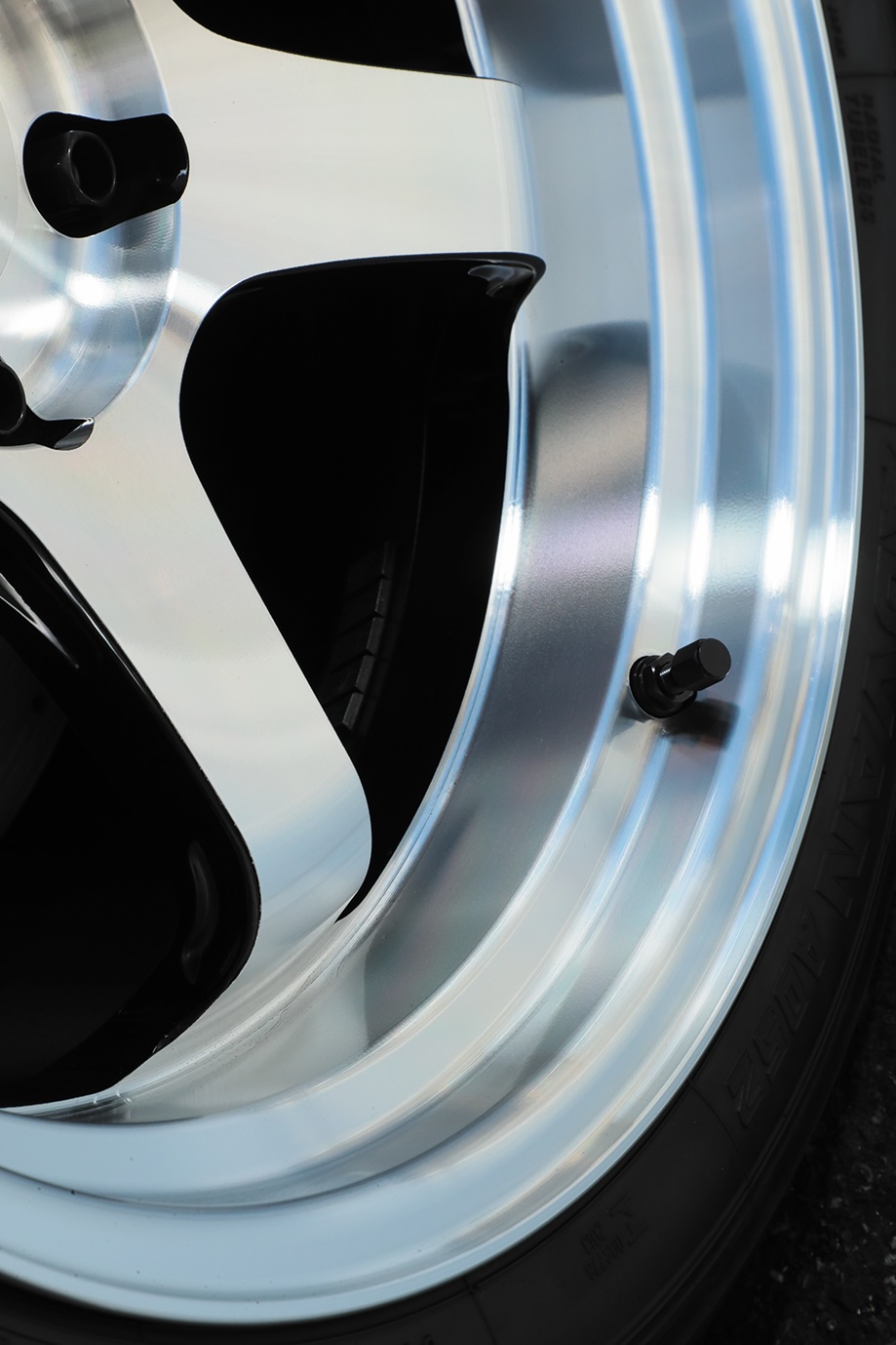 ワイドボディが一層際立つステップリムのインパクト「ADVAN Racing GT BEYOND-R」CLOSE-UP WHEEL - REVSPEED