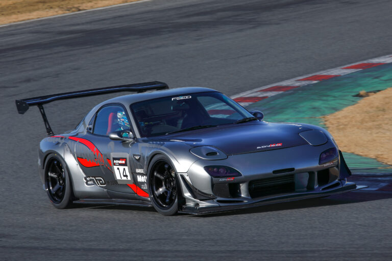 たゆまぬ進化を続けるGT3 孤高のロータリーチューンド「藤田エンジニアリング FD3S RX-7」筑波スーパーバトル - REVSPEED