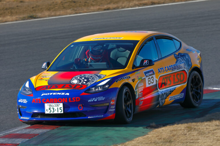 全日本ジムカーナ選手権を舞台にL.S.D.の開発テスト中「安木美徳 テスラ モデル3」筑波スーパーバトル - REVSPEED