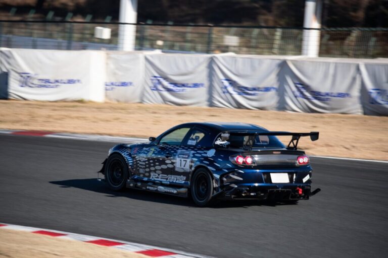 サイドポートの265ps仕様をD1GPドライバーの蕎麦切広大がアタック！「RE雨宮 SE3P RX-8」筑波スーパーバトル - REVSPEED