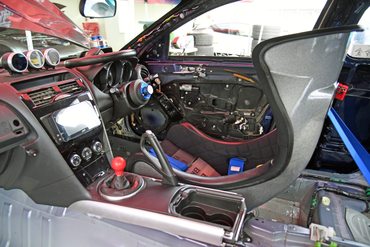 サイドポートの265ps仕様をD1GPドライバーの蕎麦切広大がアタック！「RE雨宮 SE3P RX-8」筑波スーパーバトル - REVSPEED