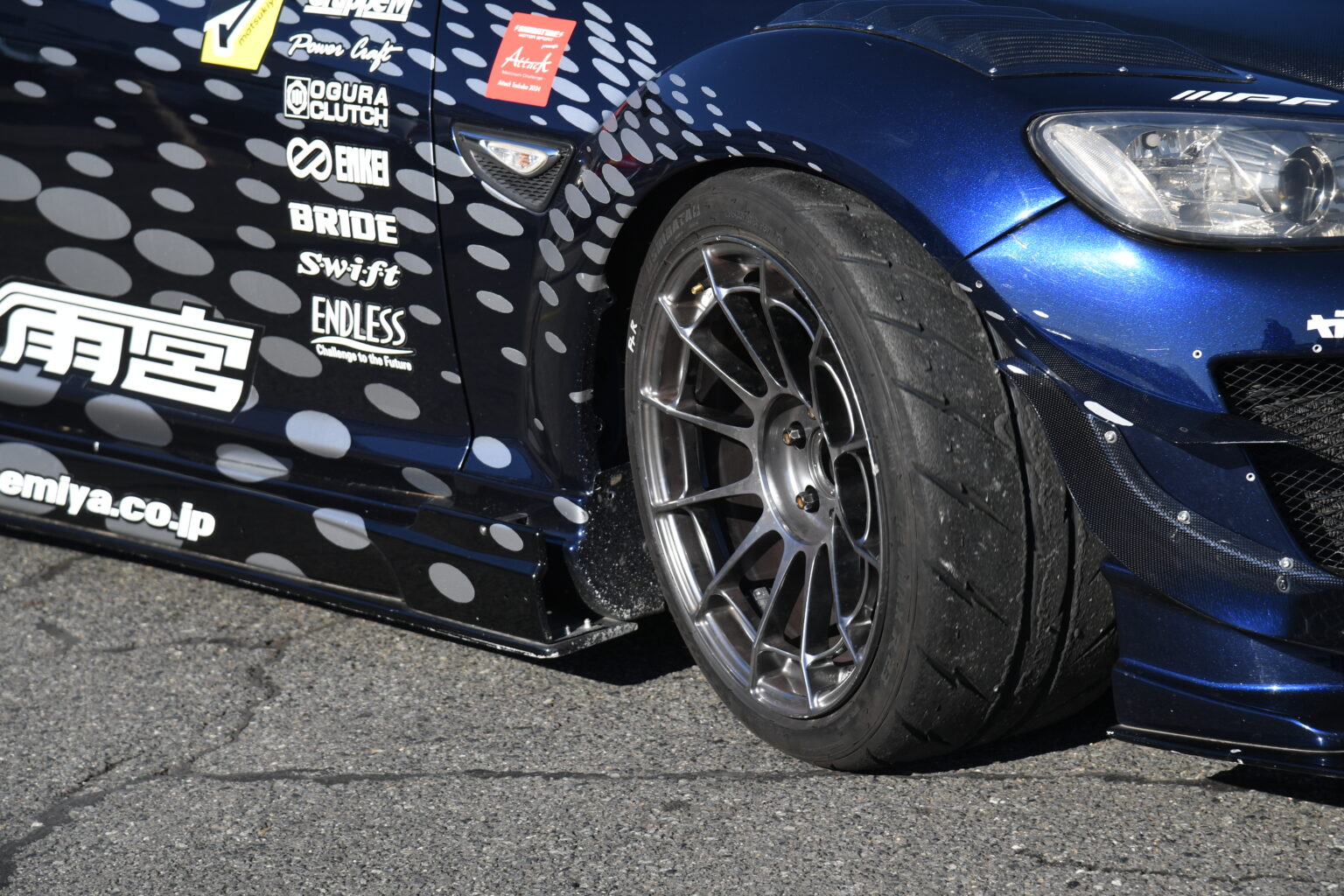 サイドポートの265ps仕様をD1GPドライバーの蕎麦切広大がアタック！「RE雨宮 SE3P RX-8」筑波スーパーバトル - REVSPEED