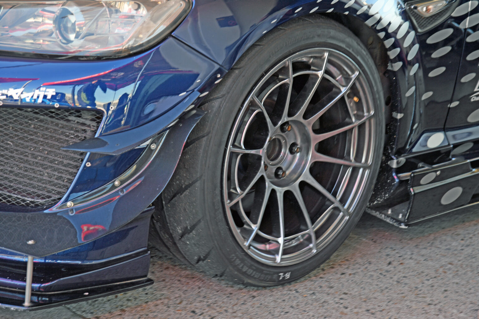 サイドポートの265ps仕様をD1GPドライバーの蕎麦切広大がアタック！「RE雨宮 SE3P RX-8」筑波スーパーバトル - REVSPEED