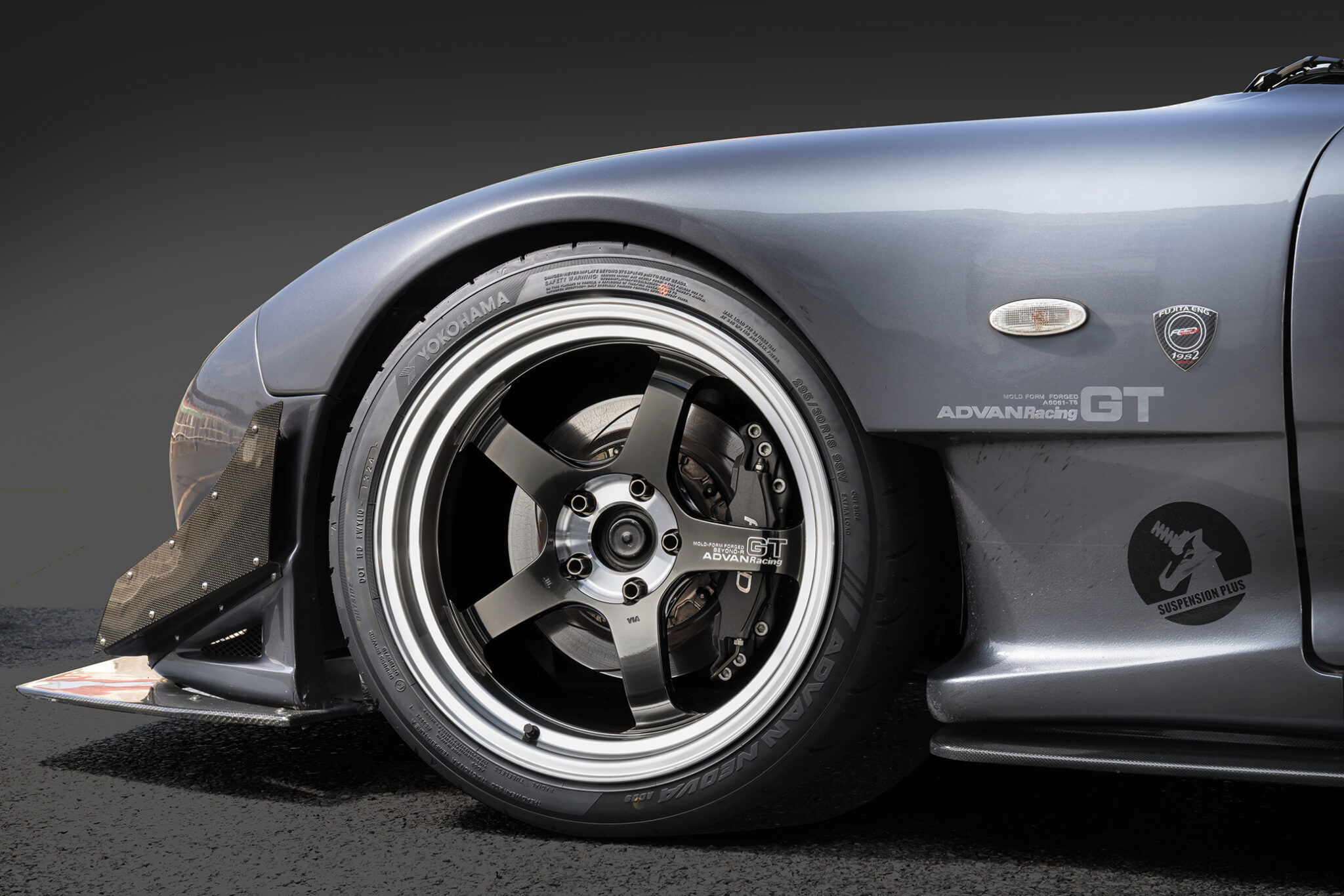 ADVAN Racing GT BEYOND-R「ワイドボディの足もとに注ぐ ステップリムの超絶立体感」 CLOSE-UP WHEEL - REVSPEED