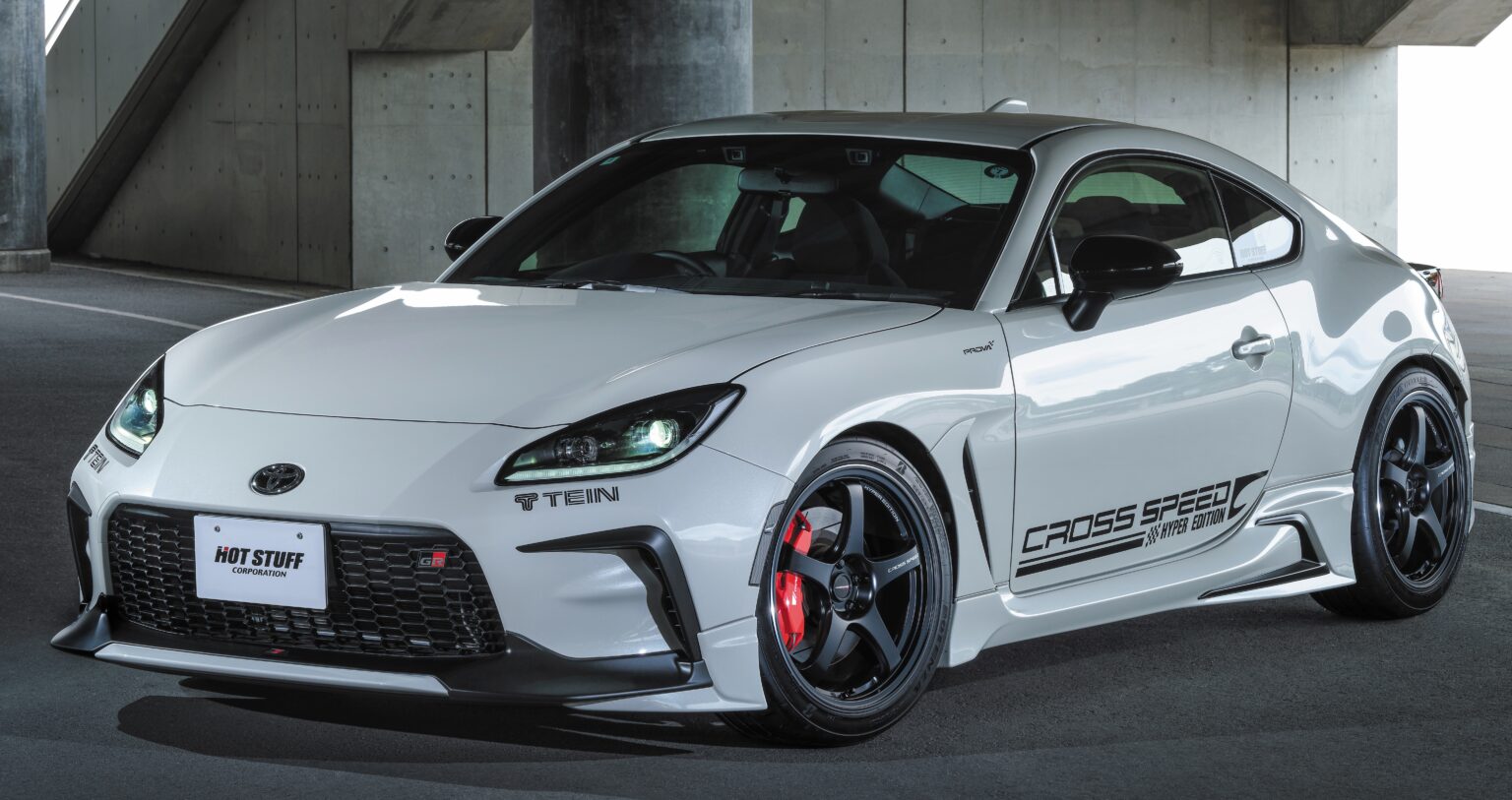 HOT STUFF CROSS SPEED HYPER EDITION CR5「シンプルな中にこだわりを凝縮 定番にして王道の5本スポーク」CLOSE-UP WHEEL - REVSPEED