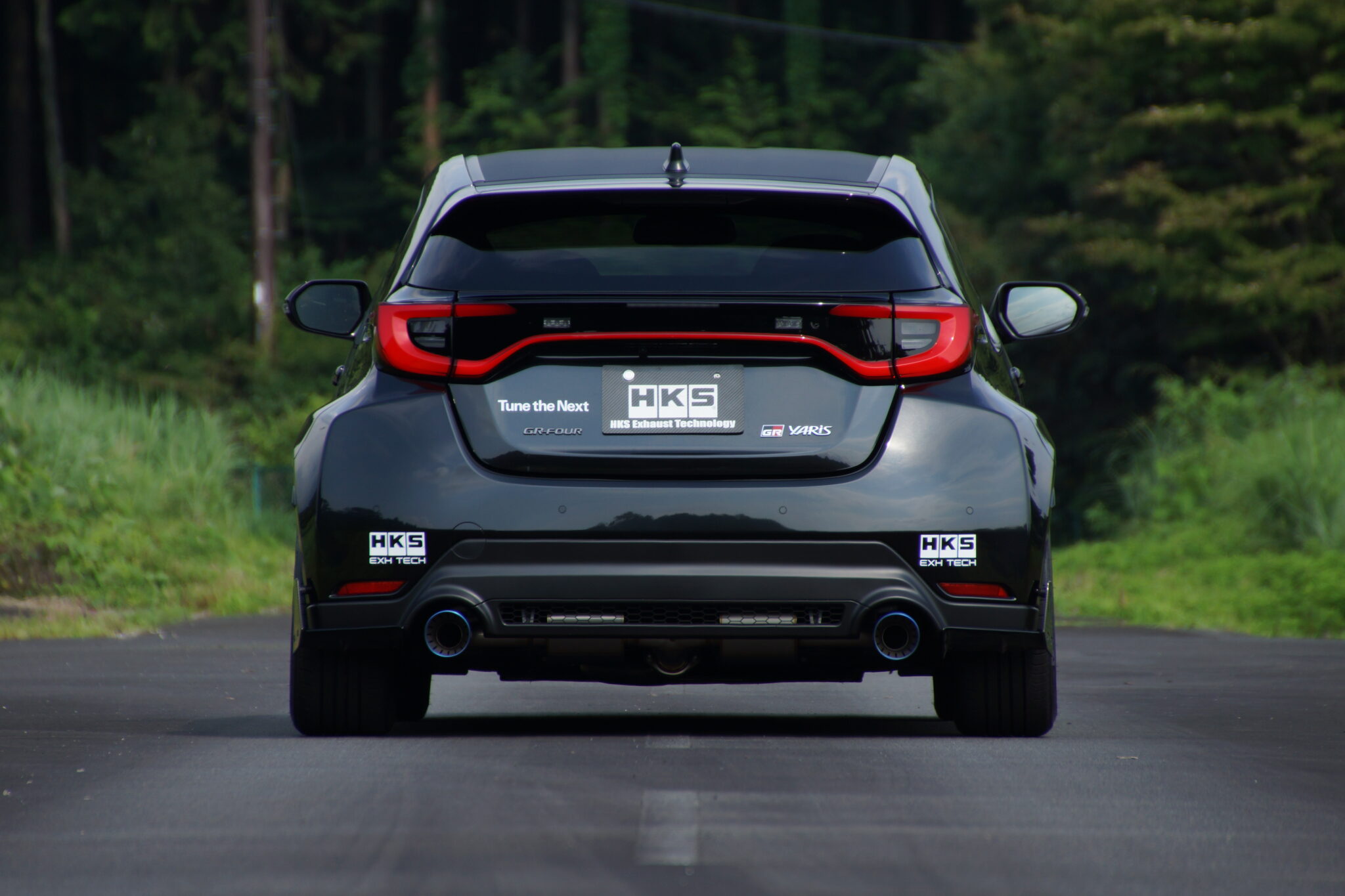 GR ヤリス Gen2 のHKS Super Turbo Mufflerに職人の手作業によるフルチタンバージョンが登場! 約40%の軽量化を実現 - REVSPEED