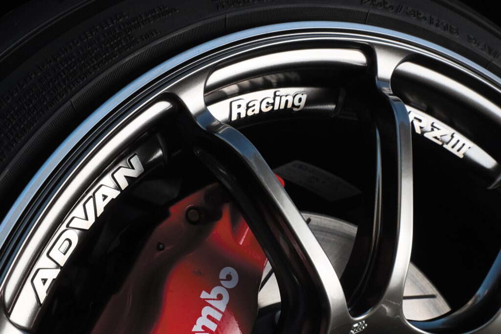 ADVAN Racing RZ Ⅲ 18inch「人気のRZシリーズがⅢに移行 18インチがリリース開始」CLOSE-UP WHEE - REVSPEED
